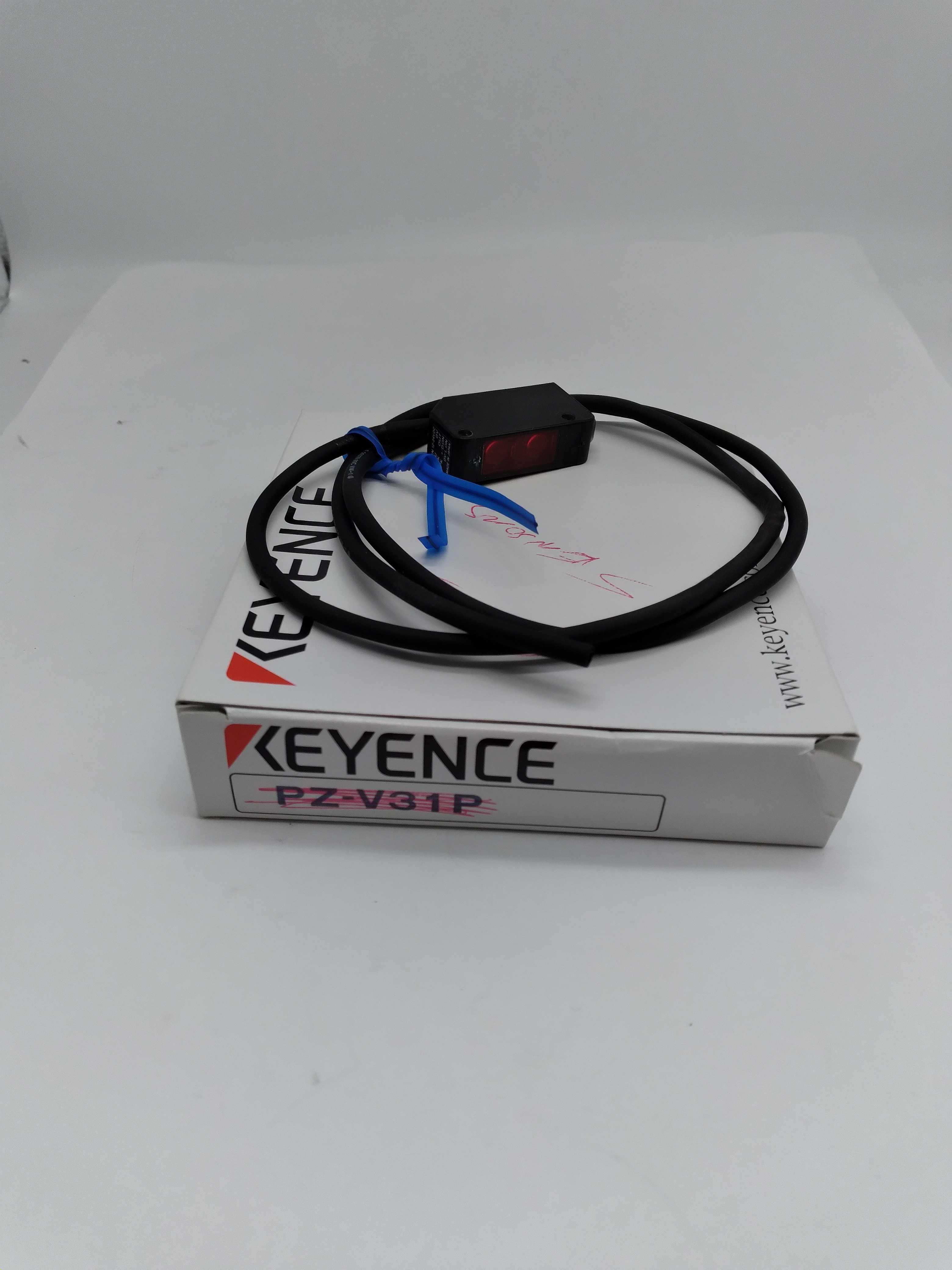 KEYENCE PZ-V11P SQUARE REFLECTIVE CABLE TYPE, PNP
