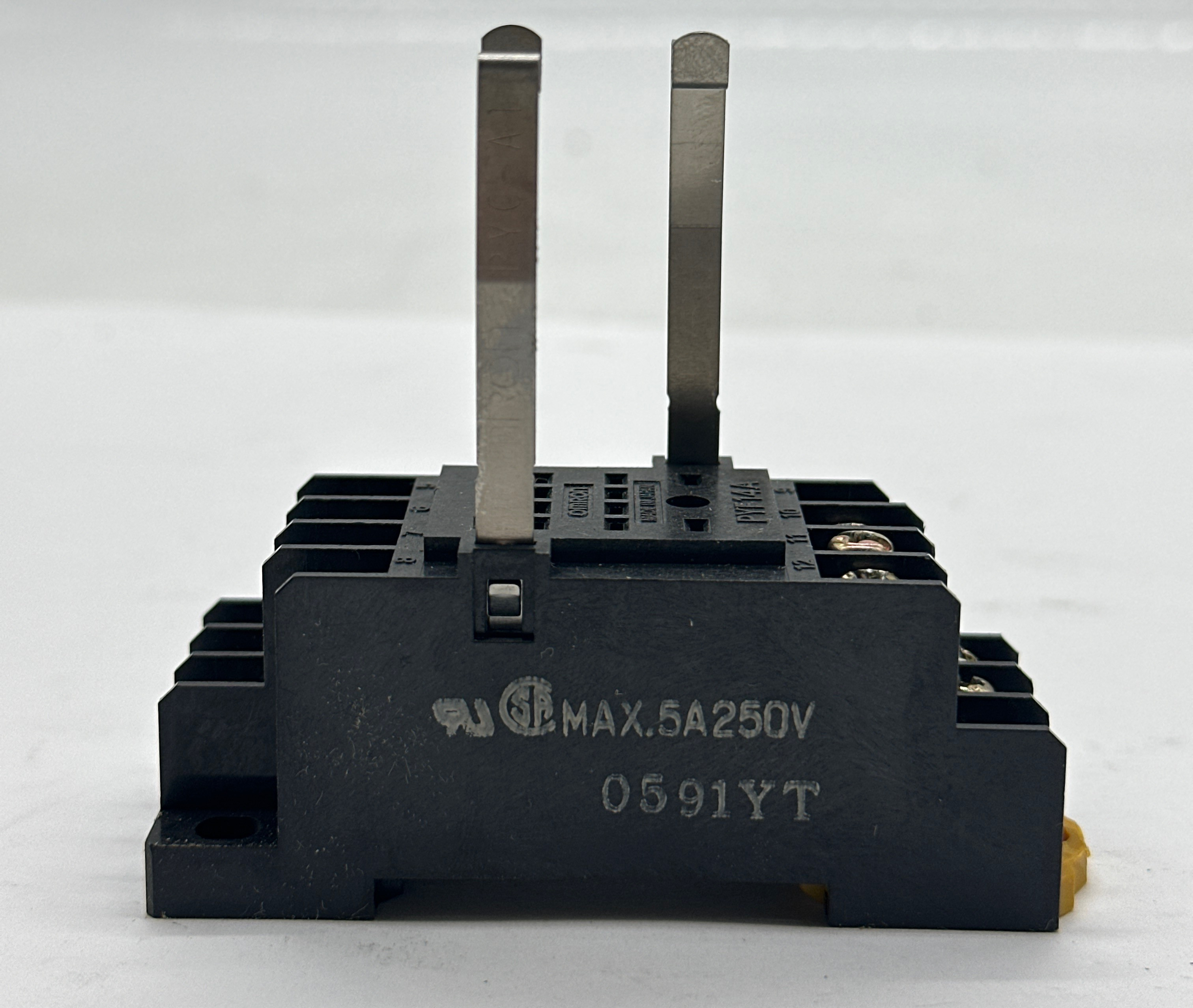 Omron PYF14A Relay Socket, 250V 5A, 14-Pin