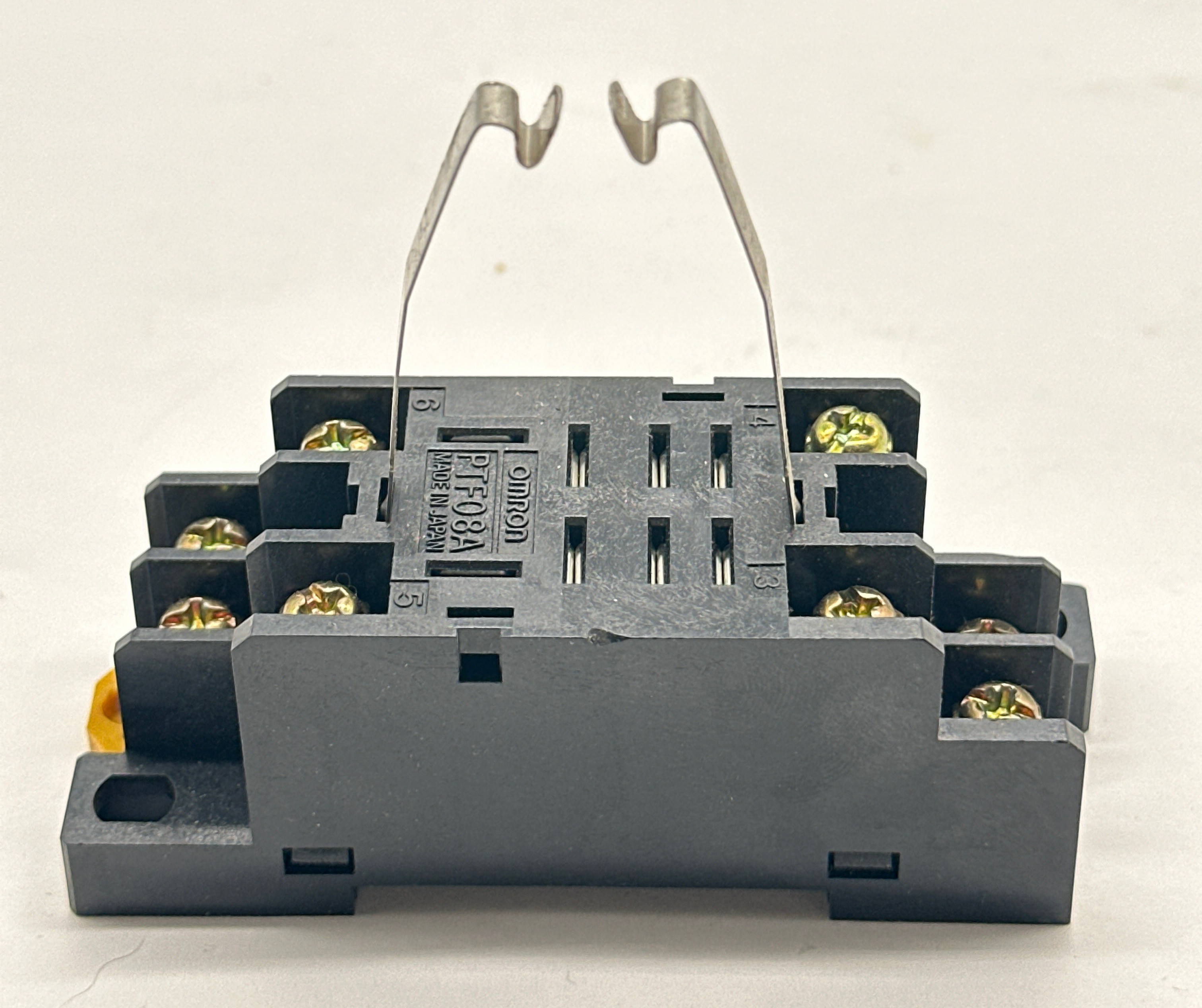 Omron PTF08A Relay Socket, 250V 15A, 8-Pin