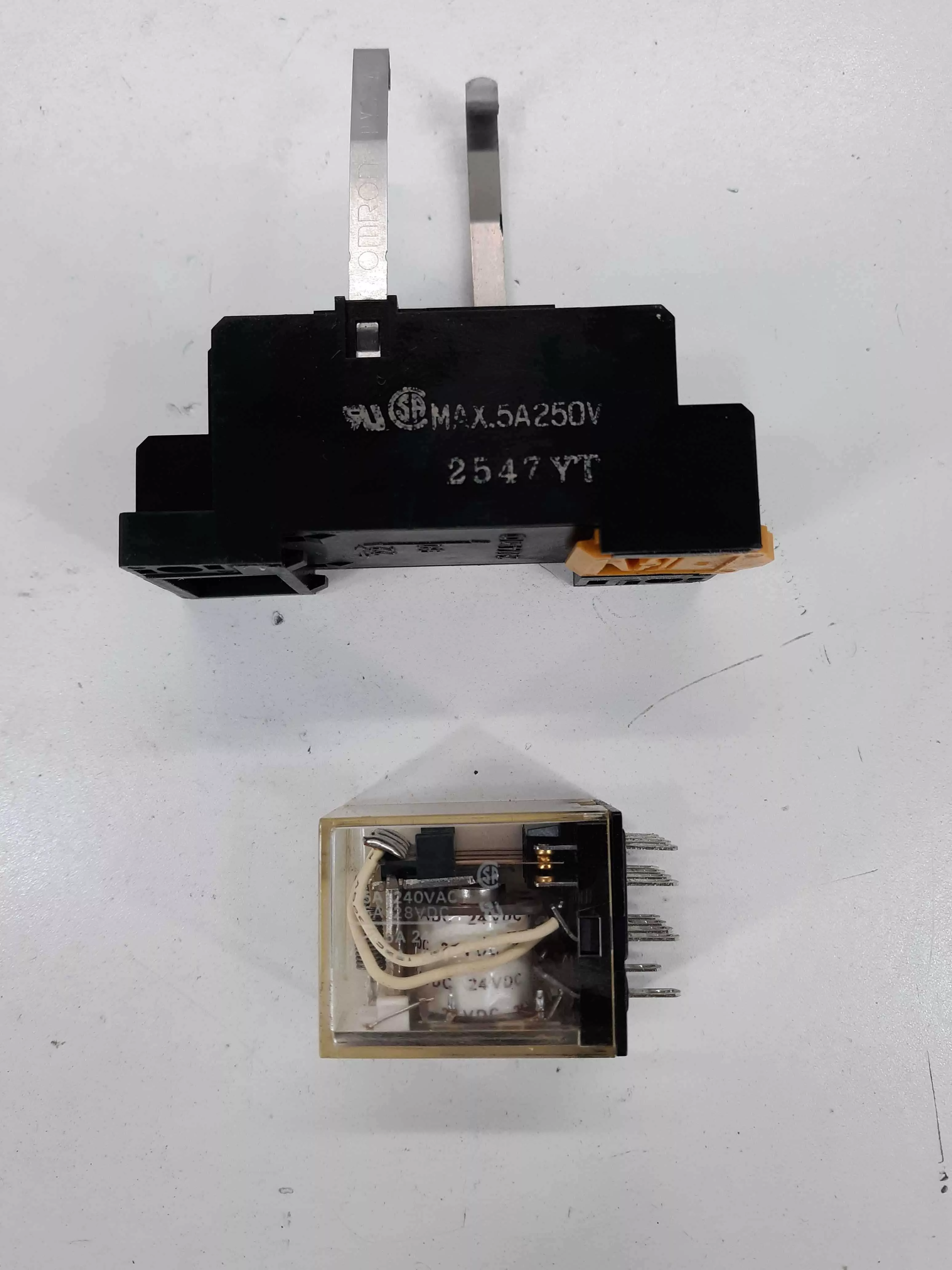 Omron MY4N-D2 Relay 24VDC Coil 240VAC/28VDC W/Socket