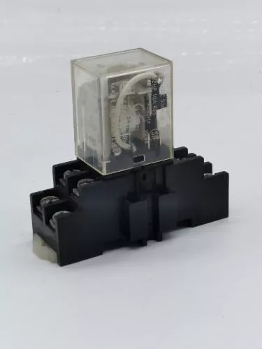 Allen-Bradley 700-HF32Z24 Relay W/700-HN116 Socket Base